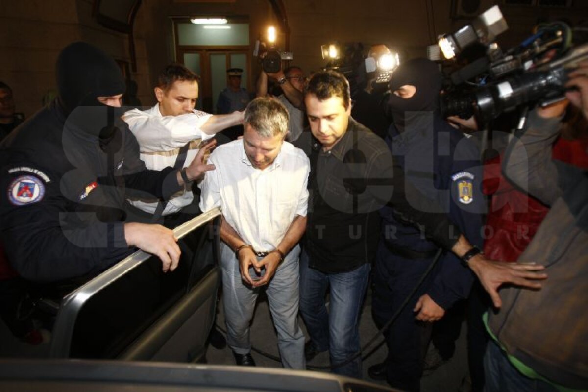 Vasile Avram scos cu CĂTUŞE la mîini din sediul DNA. Are ordonanţă ...