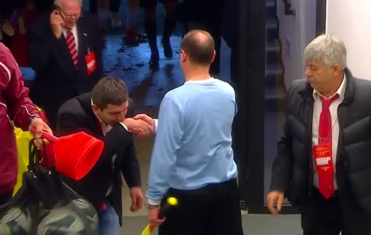 Bogdan Bălănescu explică de ce a mimat că-i pupă mîna asistentului ...