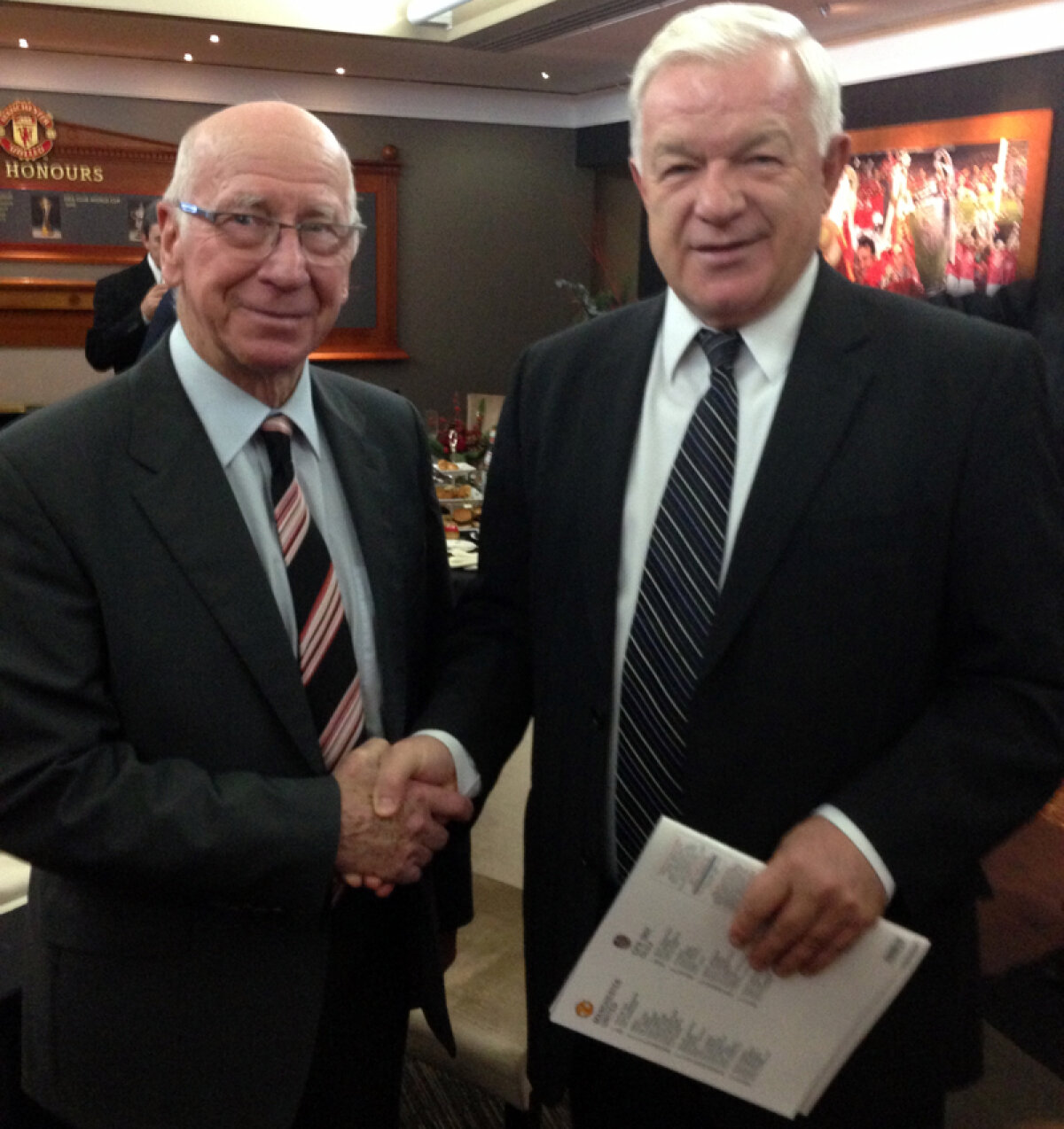 FOTO Revedere după 44 de ani! » Alexandru Boc şi Bobby Charlton s-au ...