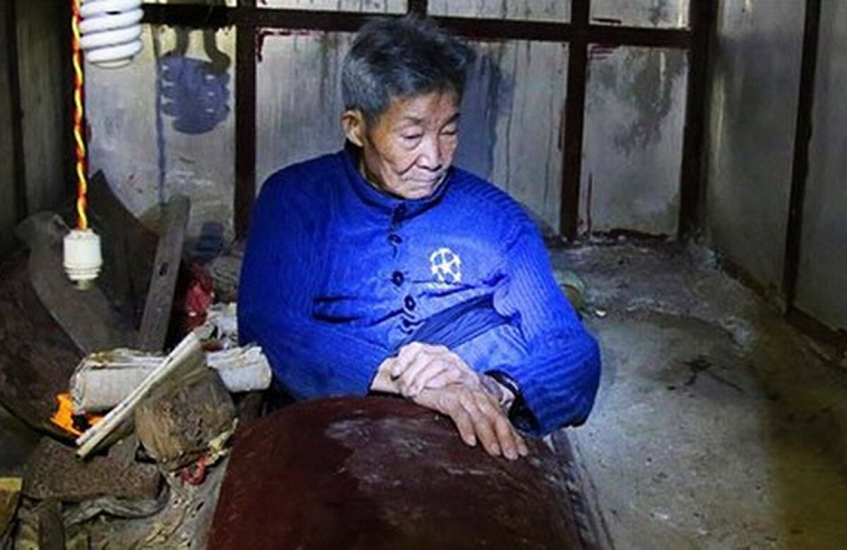 Un chinez de 92 de ani s-a mutat într-un mormânt şi aşteaptă moartea
