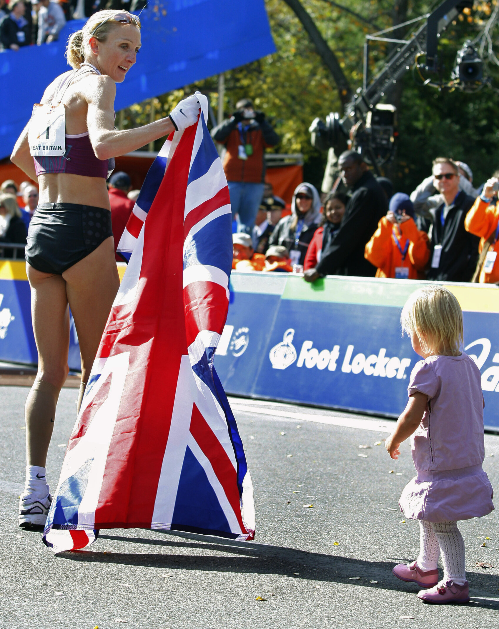 Recordul mondial la maraton, stabilit de Paula Radcliffe în 2003, a ...