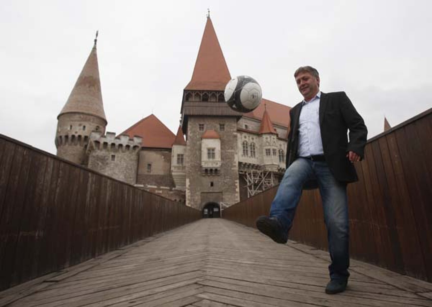 Romulus Gabor lăcrimează la 50 de ani pentru că n-a putut oferi mai ...