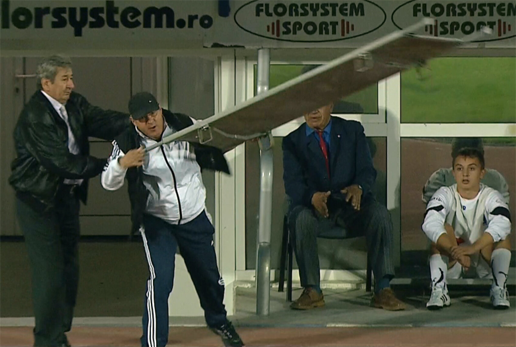 VIDEO Nae Manea a făcut o criză de nervi! » A aruncat cu targa spre arbitru