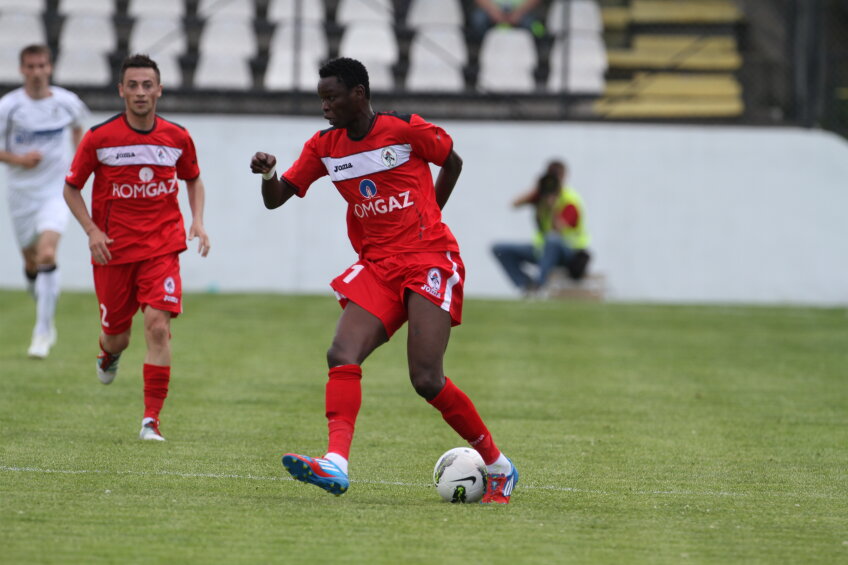 Dinamo l-a luat pe Issa Ba! Vine şi Mendy, fundaşul stînga de la "U"